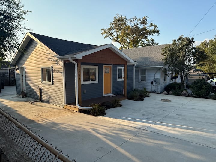 Couples Escape W/ Hot Tub & Fire Pit Near The Lake - Brooklyn, MI