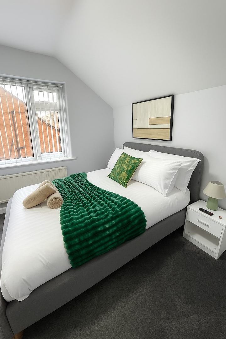 Stylish 3br Hale Barns Home • Sleeps 7 • Garden - Knutsford