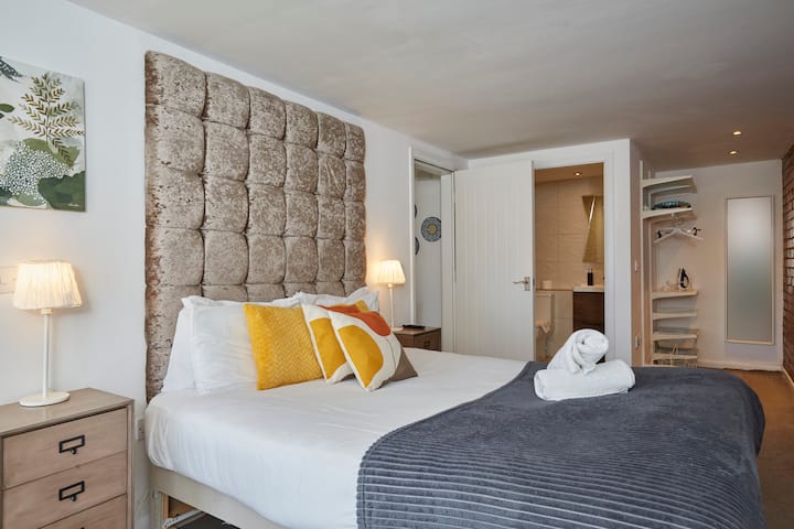 Hayy Dealhouse Signature Stay - Huddersfield