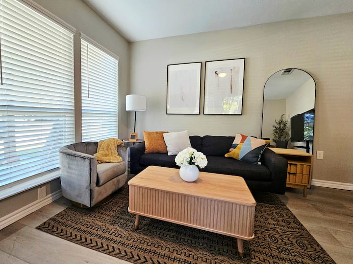 Modern 2br Duplex Near Tcu W/ Covered Parking - Fort Worth, TX