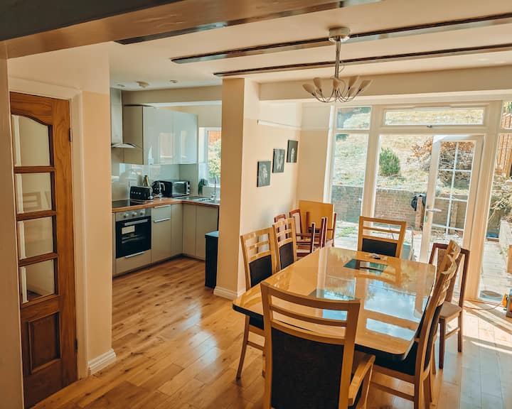 Comfortable 3 Bed House With Garden And Parking - Redhill