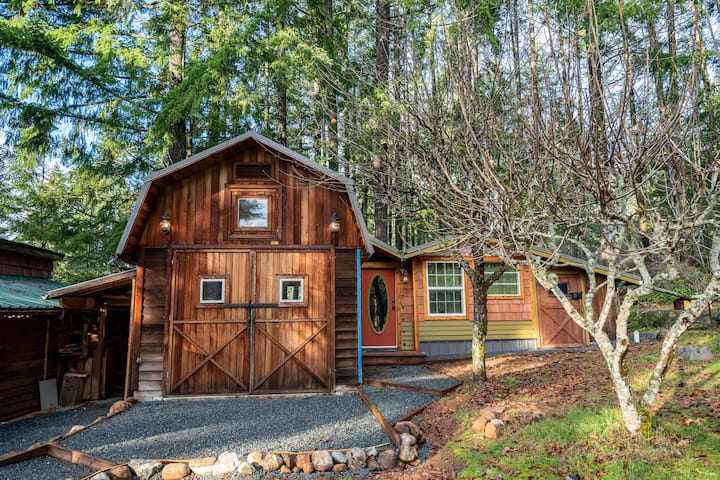 *New* Coastal Cedar Barn - Hot Tub & Heated Floors - 포트 알버니