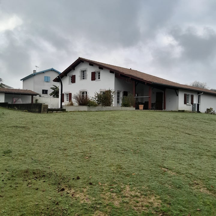 Maison Familiale Basque Avec Piscine - Urt