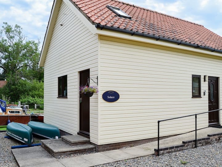 Peaceful Riverside Cottage On The Norfolk Broads - Horning