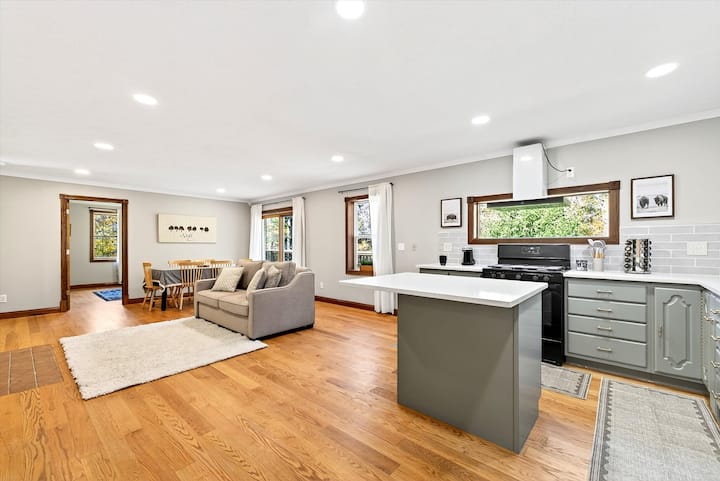 Modern 3 Br Sleeps 8 Near Iu & Lake Mon& Nashville - Bloomington, IN