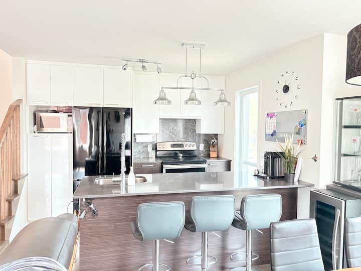 240-superbe Condo De 3 Chambres, 2 Salles De Bain - Laval