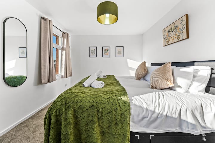 Edison House – Contractor & Family Stay + Parking - Stafford (UK)