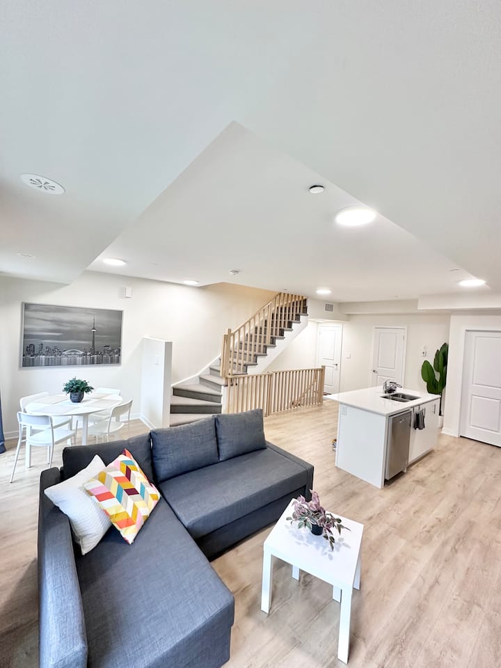 Modern 2br Fully Furn Townhouse, 3 Beds, Parking - Pickering