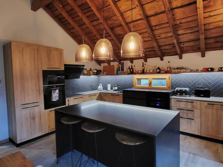 5 Bedroom, Penthouse Apartment In Renovated Barn - Samoëns
