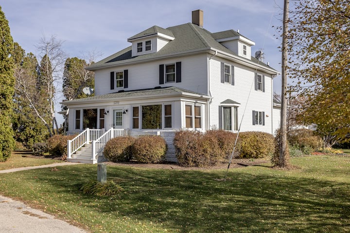 Spacious 4br Getaway • 3 Acres Near Sycamore - Northern Illinois University, DeKalb