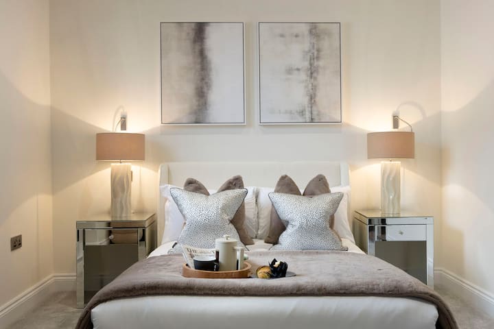 Stunning 4 Bedroom Home With Parking In Cheltenham - Cheltenham