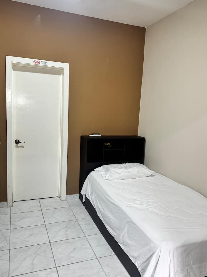 Apartamento E; Cómodo, Confortable Y Económico - Brownsville, TX