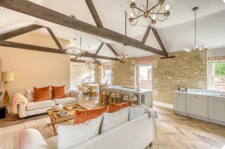 Huge Luxury Central Cirencester Home, Sleeps 12! - Somerford Keynes