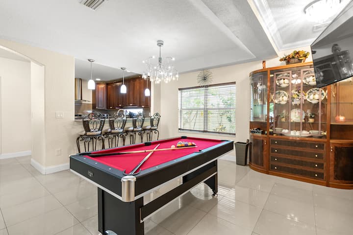 Near Beach: Spacious 4br + Huge Boat Parking - St. Petersburg, FL