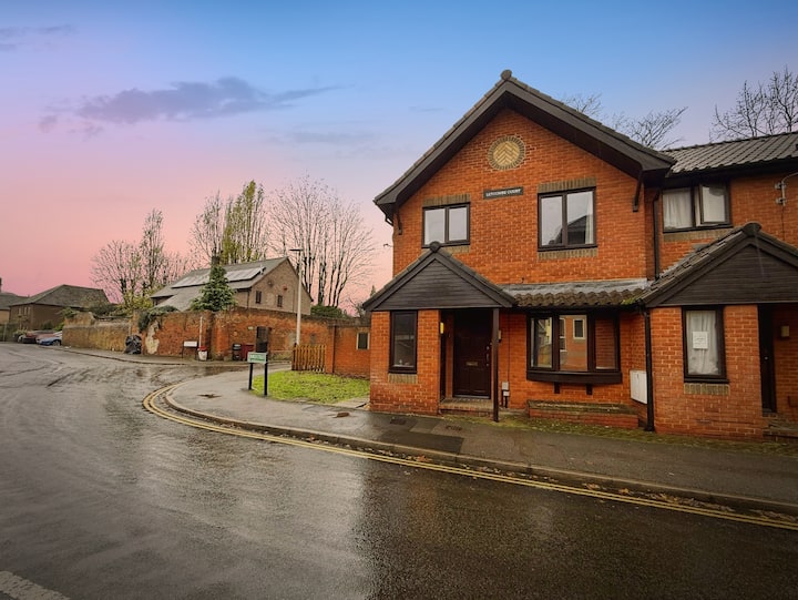 Warm & Welcoming Private Flat: Home Away From Home - Reading