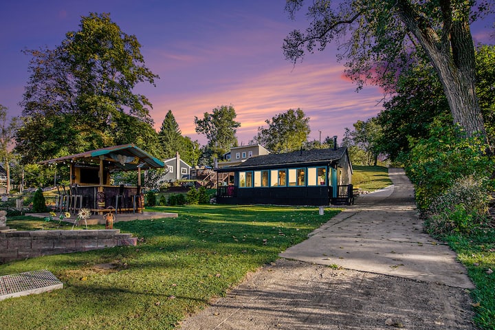Lake+beach+tiki+cute+romantic+cozy - Howell, MI