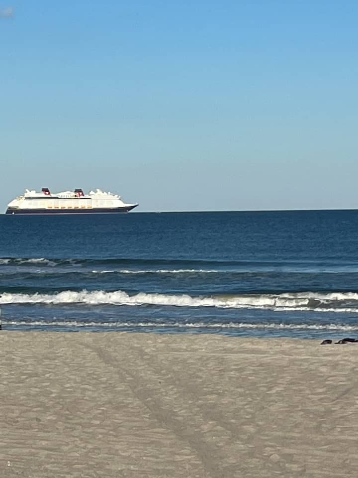 Paradise Beach House One-1 Min Walk To Ocean! - Cape Canaveral, FL