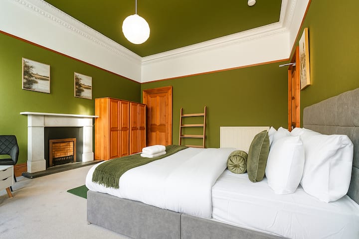 Grand Old Town Home, City View, Cinema | Sleeps 10 - Edinburgh