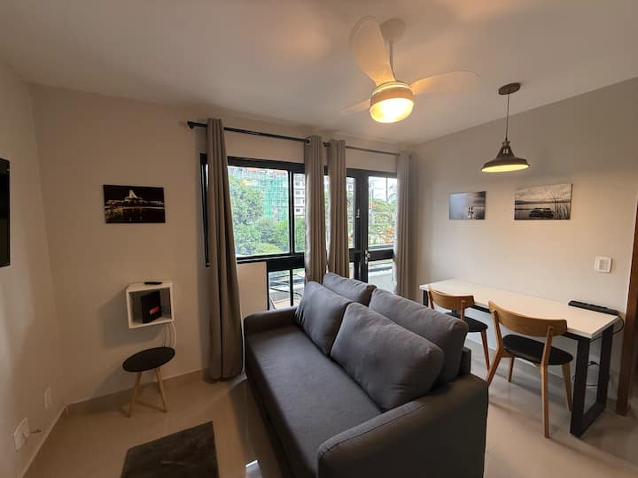 Apê Na Asa Norte, 1.4km Do Estádio + Ac+elevador. - Brasilia