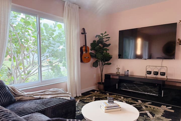 3 Bedroom, 1 Car Garage Beach Melody Retreat - Anna Maria Island, FL