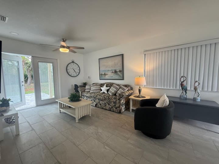 Paradise Beach House Two #323-1 Min Walk To Ocean! - Cape Canaveral, FL