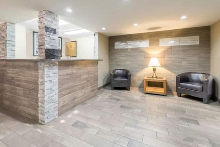 Clean Cozy Room With Free Breakfast, Pool Hot Tub - Watertown, SD