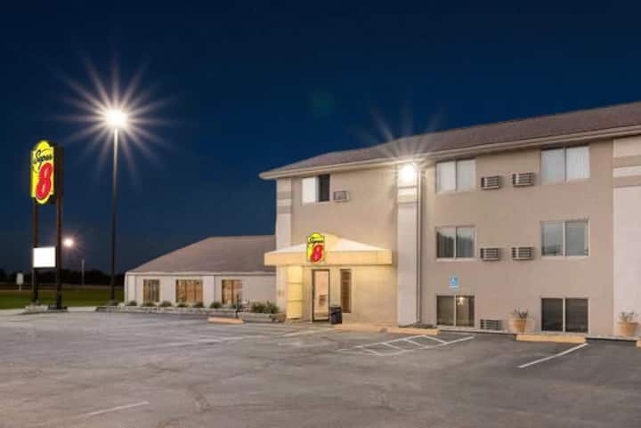 Clean Cozy Room With Free Breakfast, Pool Hot Tub - Watertown, SD