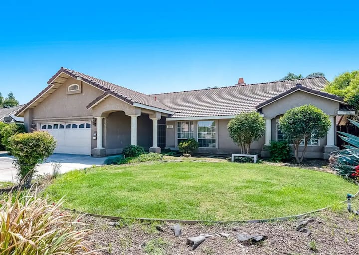 Montecito Pool Hideaway - Visalia, CA