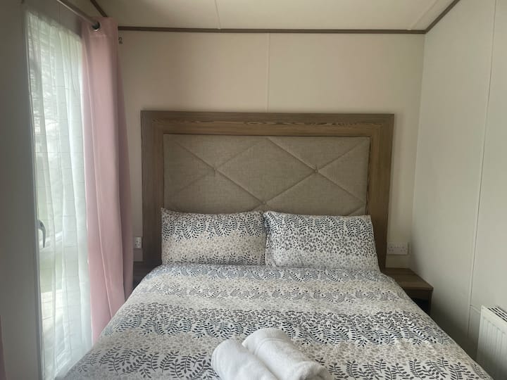 3 Bed Caravan South Cerney Sleeps 6 - Cotswolds