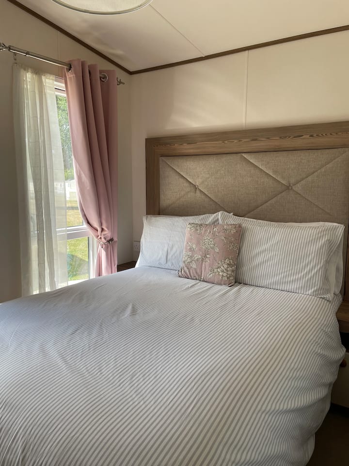 3 Bed Caravan South Cerney Sleeps 6 - South Cerney