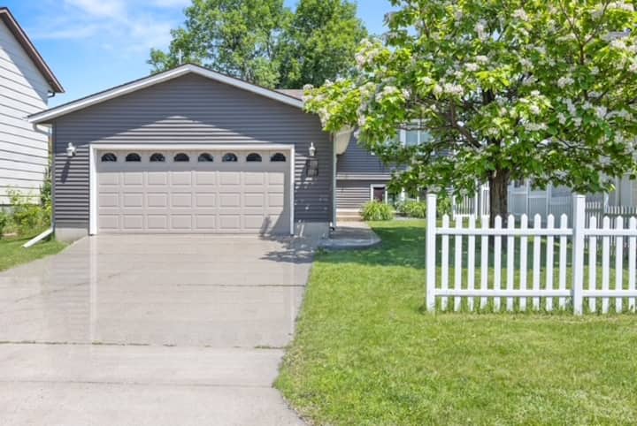 Super Cute Condo On Park W/ Yard - North Dakota