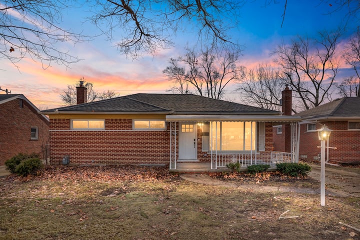 Spacious 6-bedroom Home In Central Redford, Mi - Livonia, MI