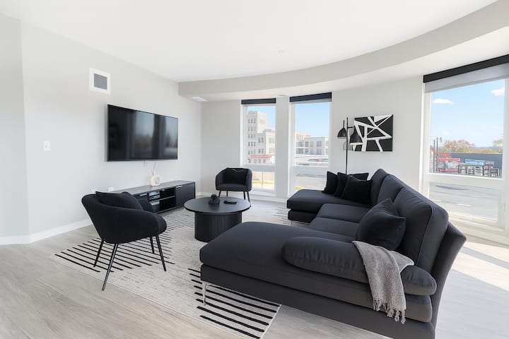 Vibrant 2br W/ King Bed Near Us Bank | Heated Pool - Minneapolis−Saint Paul Airport (MSP)