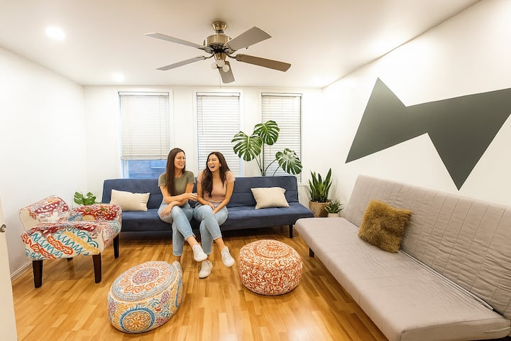 4•walk To Bar, Club & Café•sleeps Your Whole Crew - 