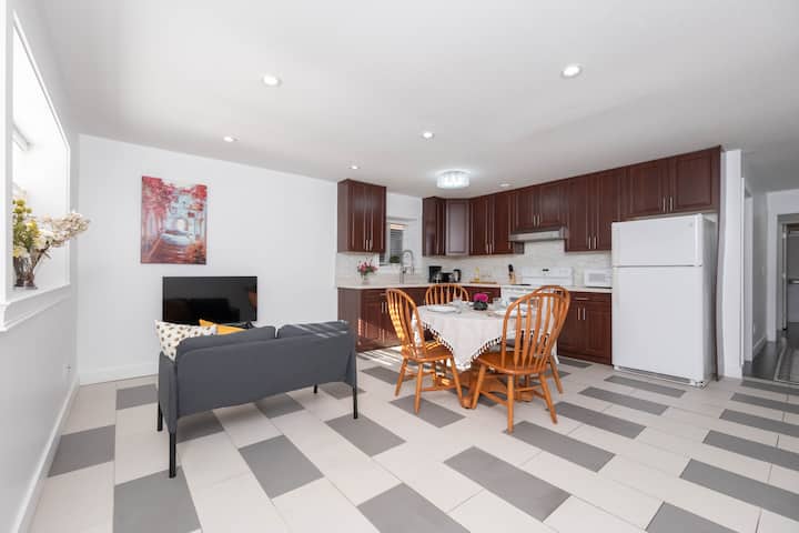 Bright 2br Basement Close To Main Square - North Vancouver