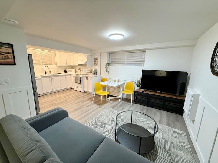 Inner City 2br And 2bthr Basement Private Suite - Calgary