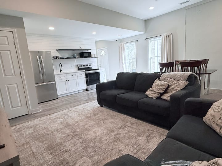 Cozy Basement Suite Retreat - Cumming, GA