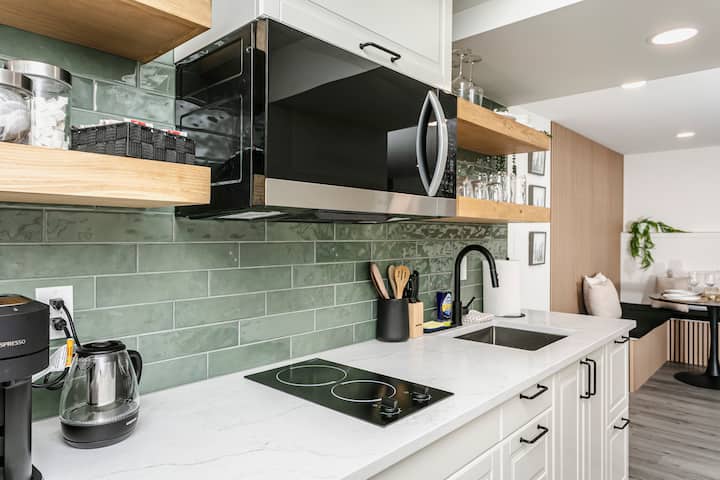 Casa Verde | Cozy Modern Retreat | 5 Mins From Wem - Edmonton, Canada