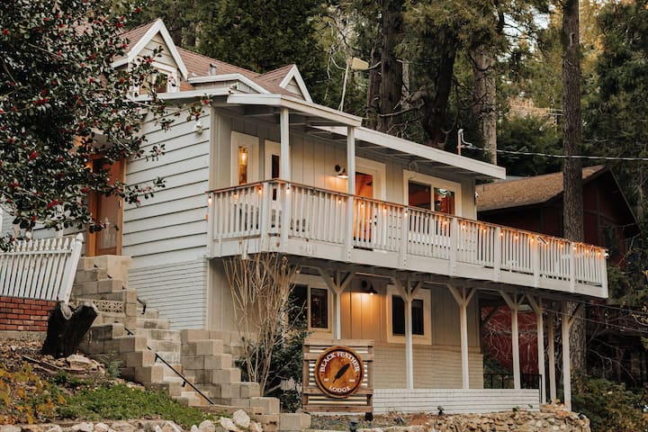 Vintage Modern Cabin, Firepit, Gated Yard, Arcade - Lake Arrowhead, CA