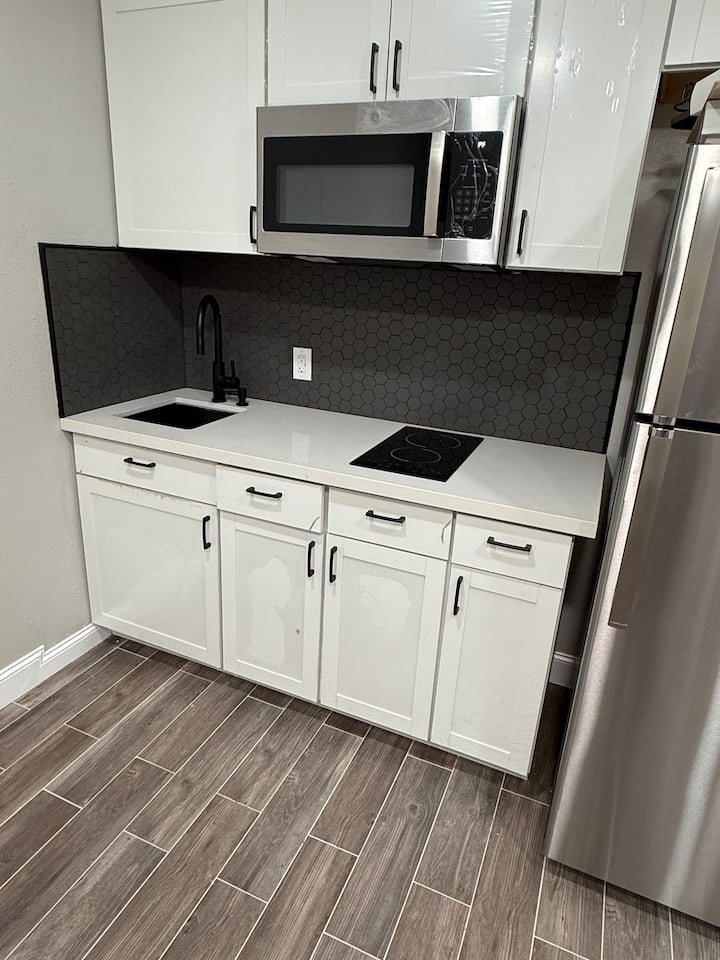 Modern 1 Bedroom - Bakersfield, CA