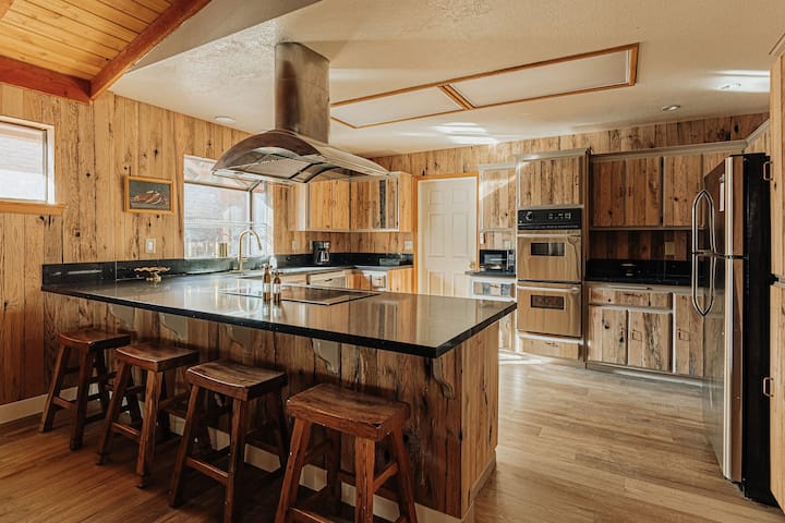 Wildwood Designer Chalet, Game Room & Spa - Big Bear Lake, CA