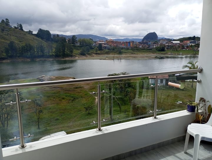 Hermosa Casa Guatape Cerca Malecón /Linda Vista - Guatape