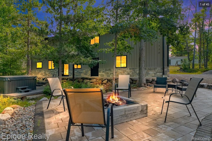 Hayloft Hangout: Barndo W/ Hot Tub & Gameroom Loft - Prescott, MI