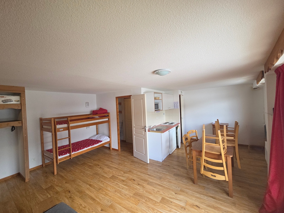 Apartment sleeps 6/Facing the slopes - Airbnb