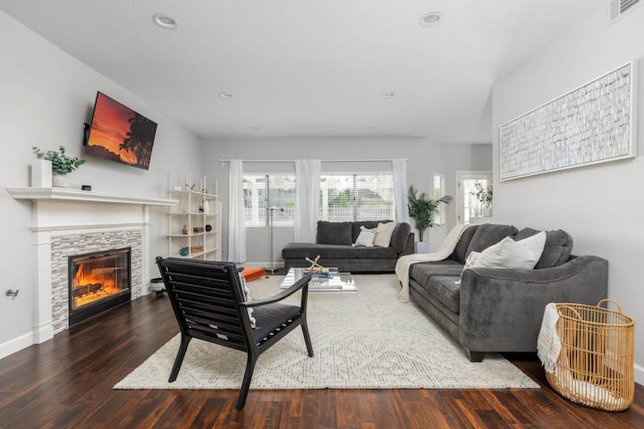 Luxury Modern Home W/ Jacuzzi | Goode Homes - Santa Clarita, CA