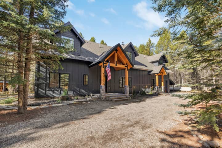 Arcadian Refuge-reunion Spot-walk To Lake-ynp - Island Park, ID