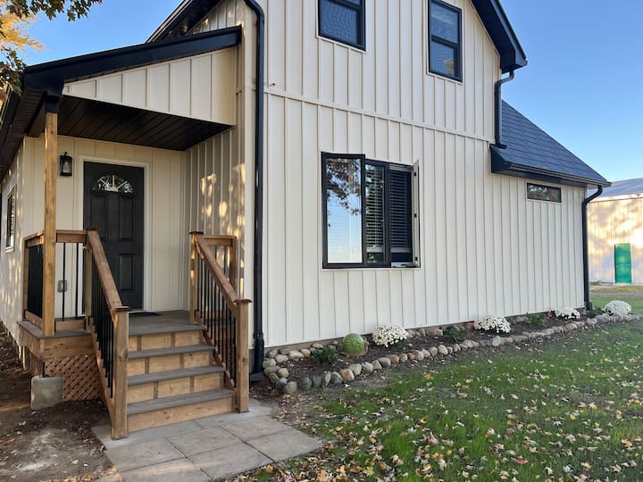 Charming Country Farmhouse Only 5 Mins. To Town - Chatham-Kent