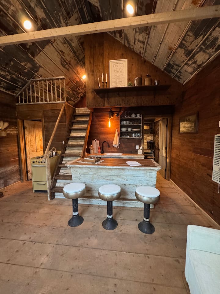 The Guest House By The Trestle - Illinois