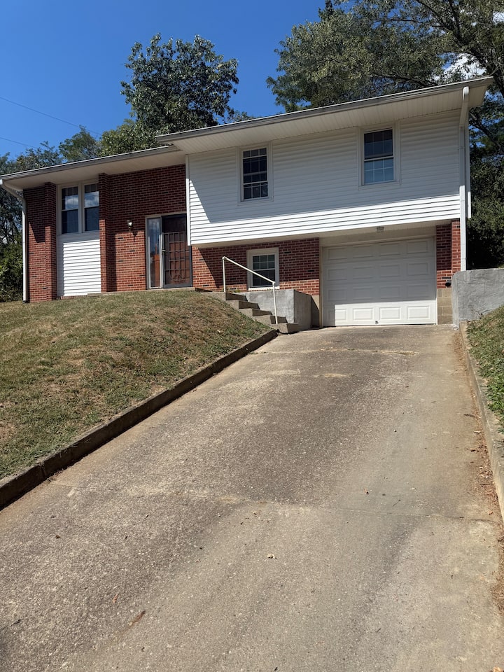 3 Bedroom, 2.5 Baths, Free Wi-fi, Quiet Street - Athens, OH