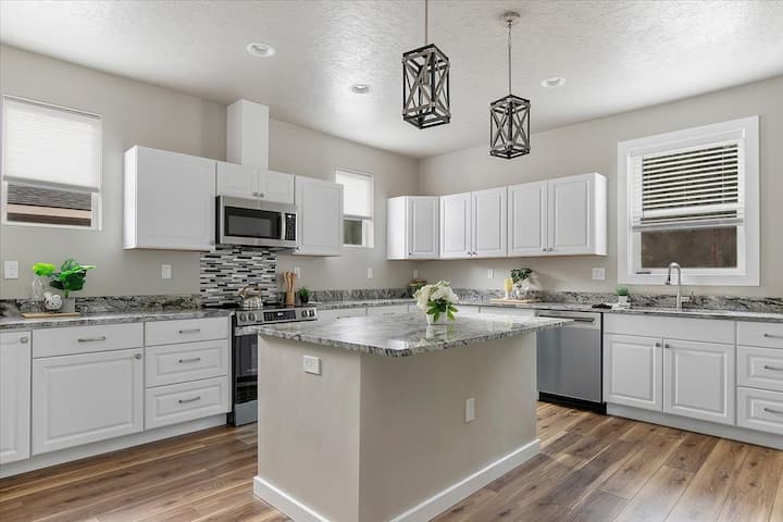 Mountainview Retreat • Stylish & Serene - Garden Valley, ID